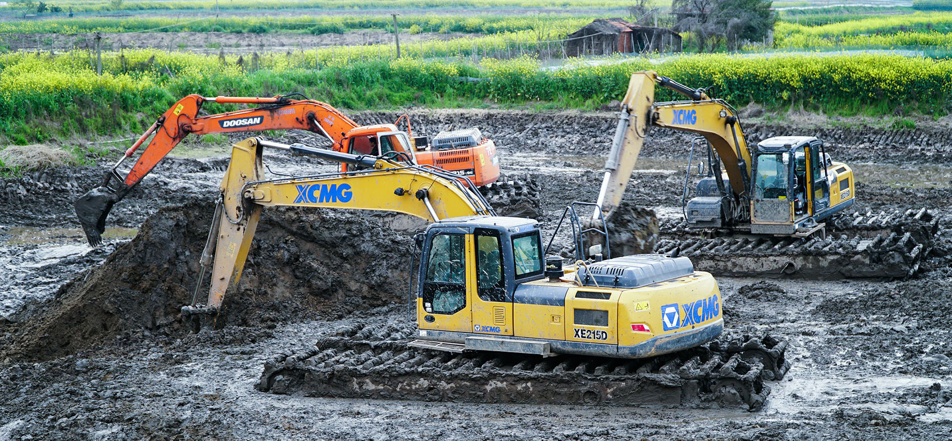 Amphibious Excavators With Different Attachments Can Play A Big Role