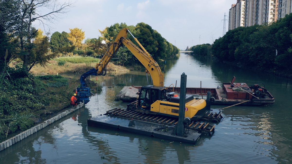 Choosing a Suitable Size of Amphibious Excavator: Mini VS Large