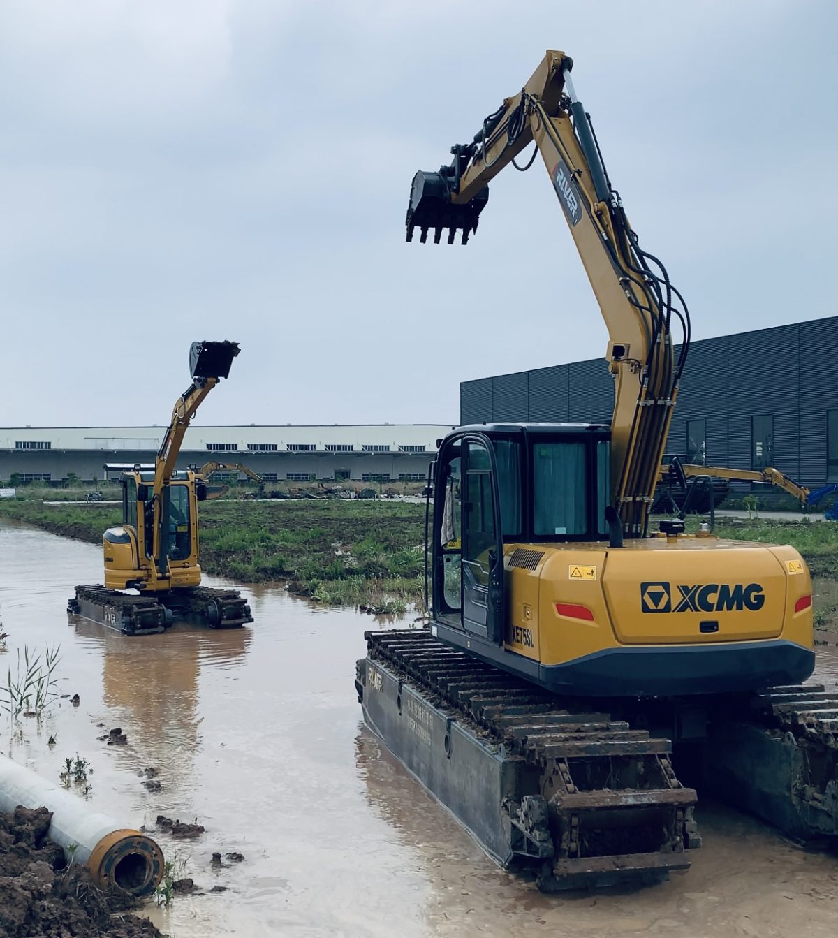 Choosing a Suitable Size of Amphibious Excavator: Mini VS Large