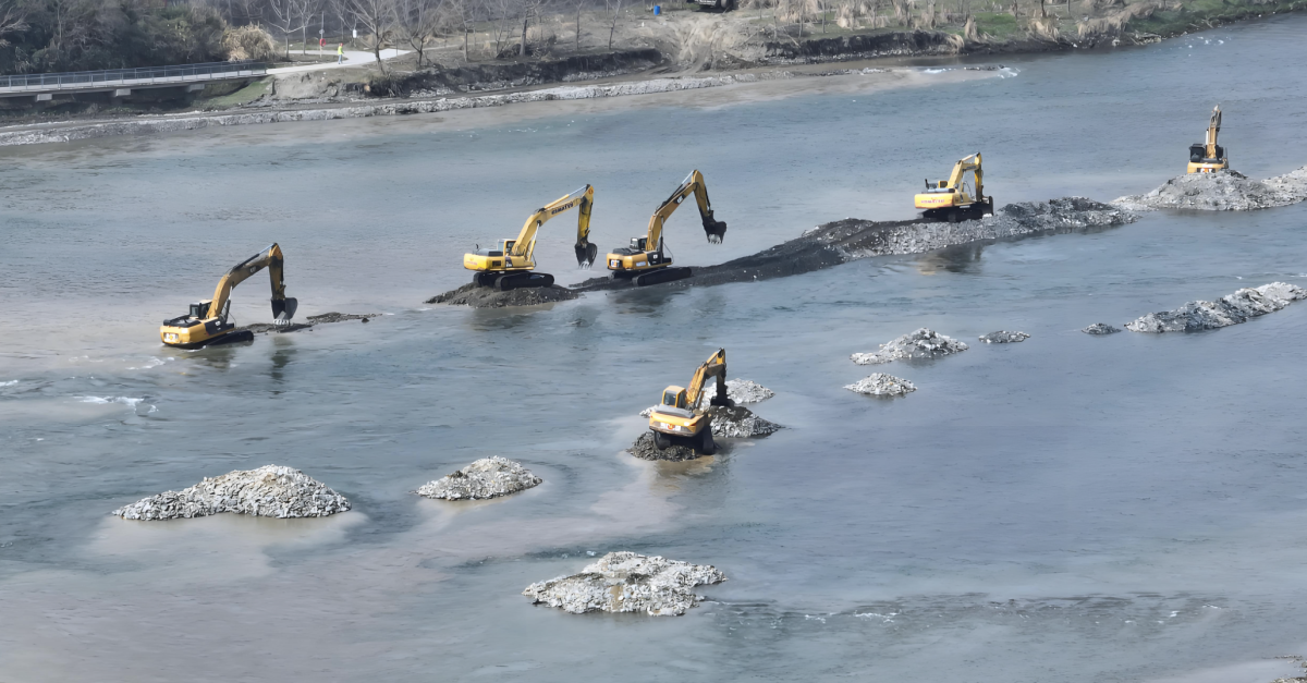 RHI Amphibious Excavators: Conquering Waterway Construction Challenges ...